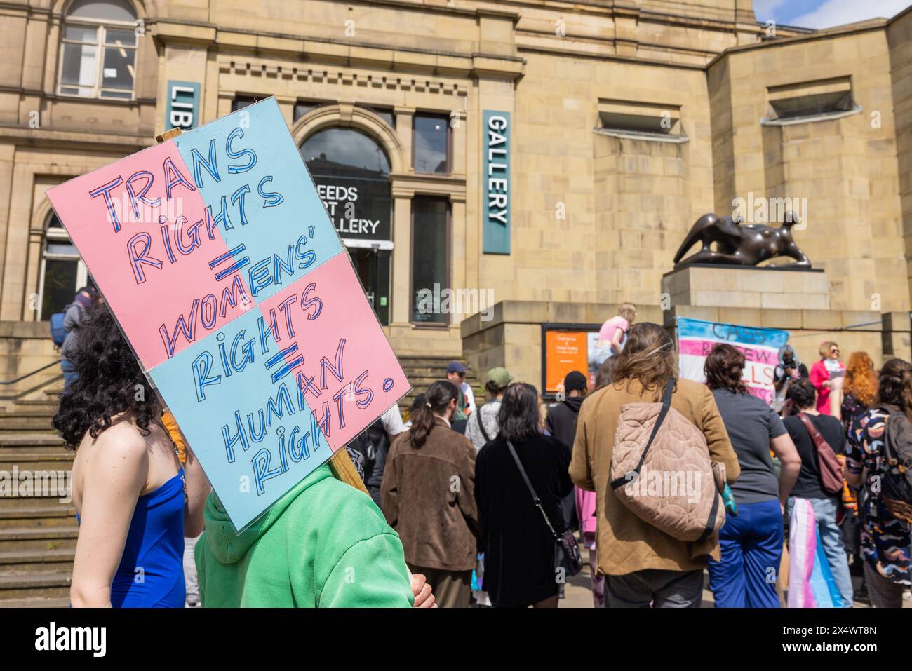 Leeds, Großbritannien. MAI 2024. Demonstrator hält das Zeichen "Trans ...