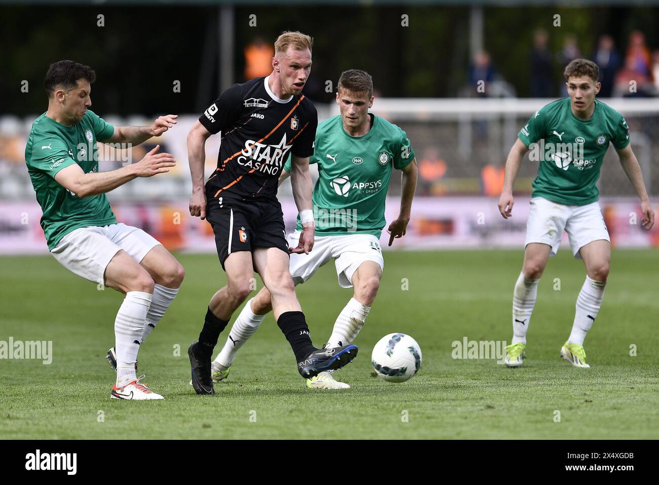 Lommel, Belgien. Mai 2024. Lommels Alex Granell Nogue, Deinze's Jellert ...