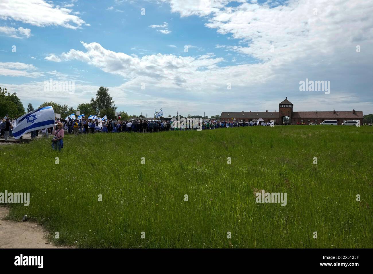 People walk through the former Nazi German death camp of Auschwitz ...