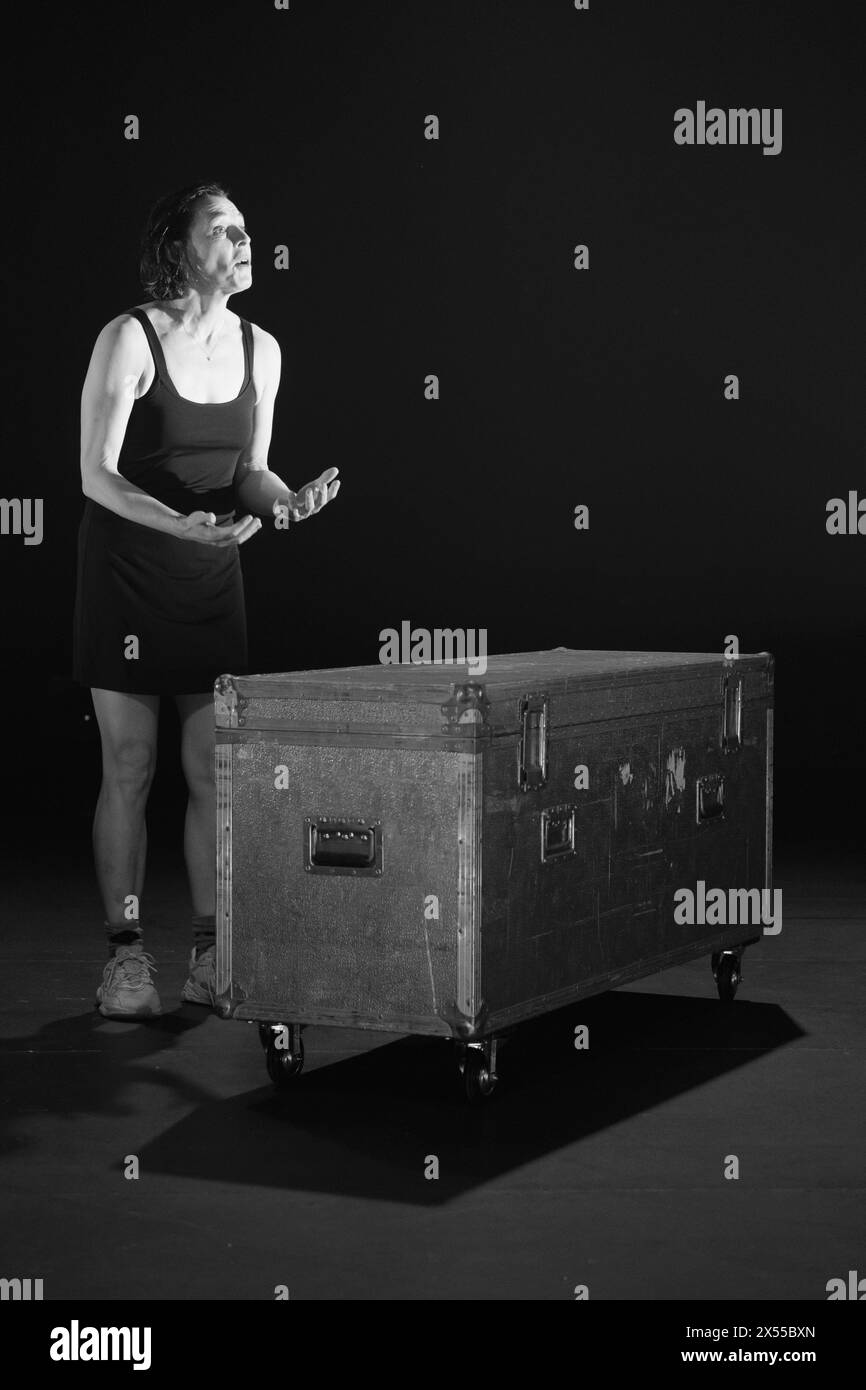 Die Schauspielerin Elisabet Gelabert tritt während der Präsentation von ...