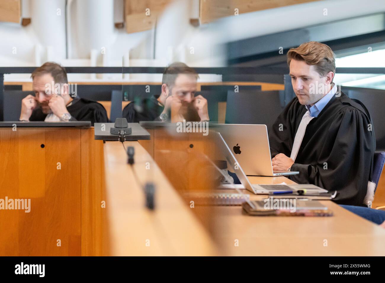 Der Anwalt Xavier Potvin (R) und der Anwalt Bart Vosters (L) sind in ...