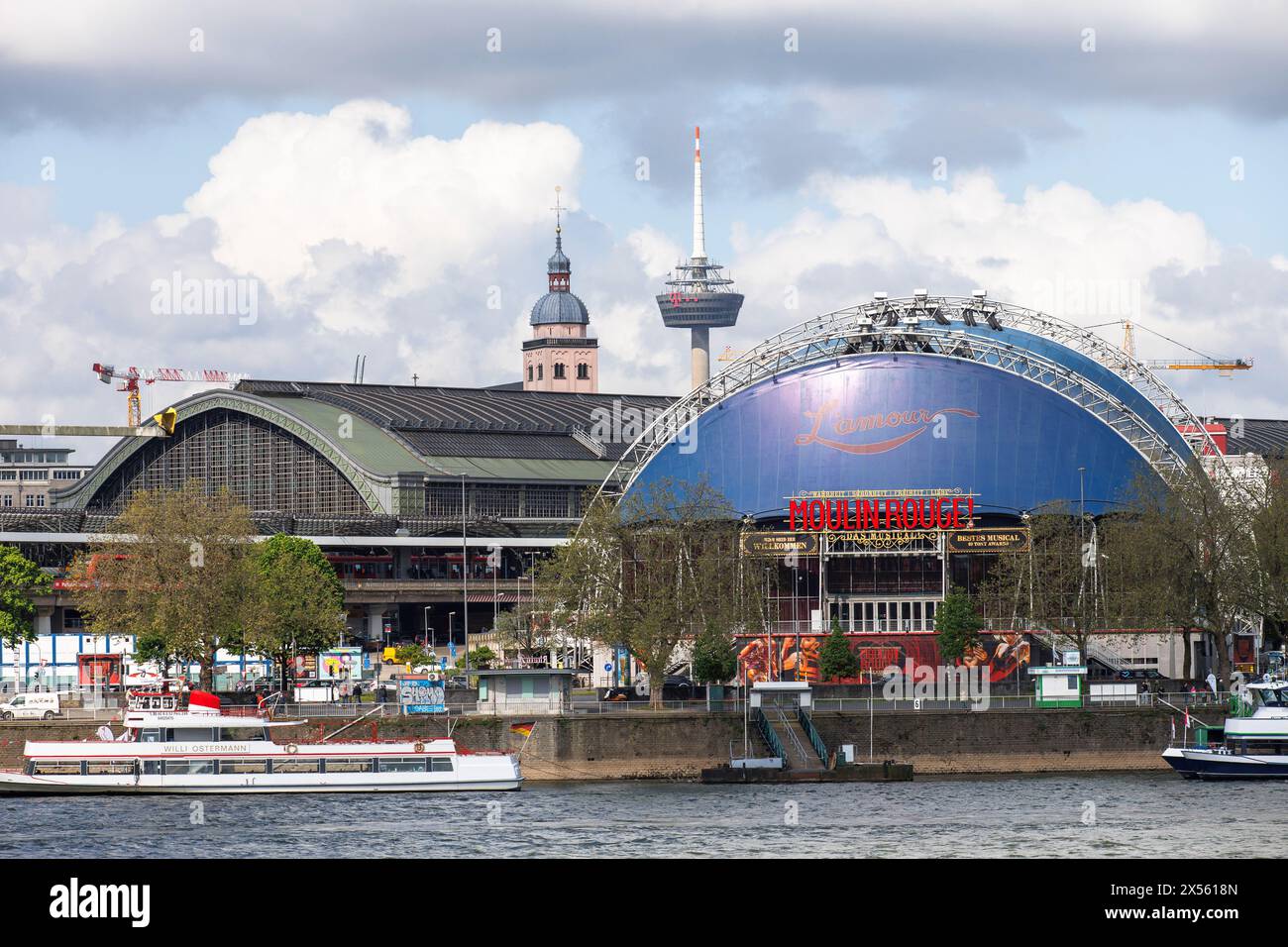 Blick über den Rhein auf den Musical Dome, den Hauptbahnhof, Chruch St ...