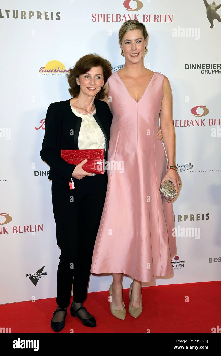 Marijam Agischewa mit Tochter Olivia Häntsch bei der Verleihung des 30 ...