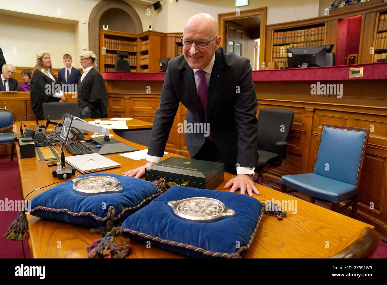 John Swinney steht bei den Siegel Schottlands, während er als erster ...