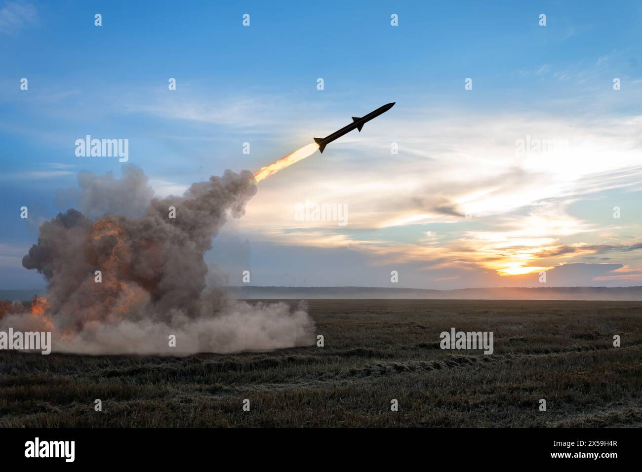 Eine Rakete von einem Raketenwerfer auf dem Feld abfeuern. Konzept ...