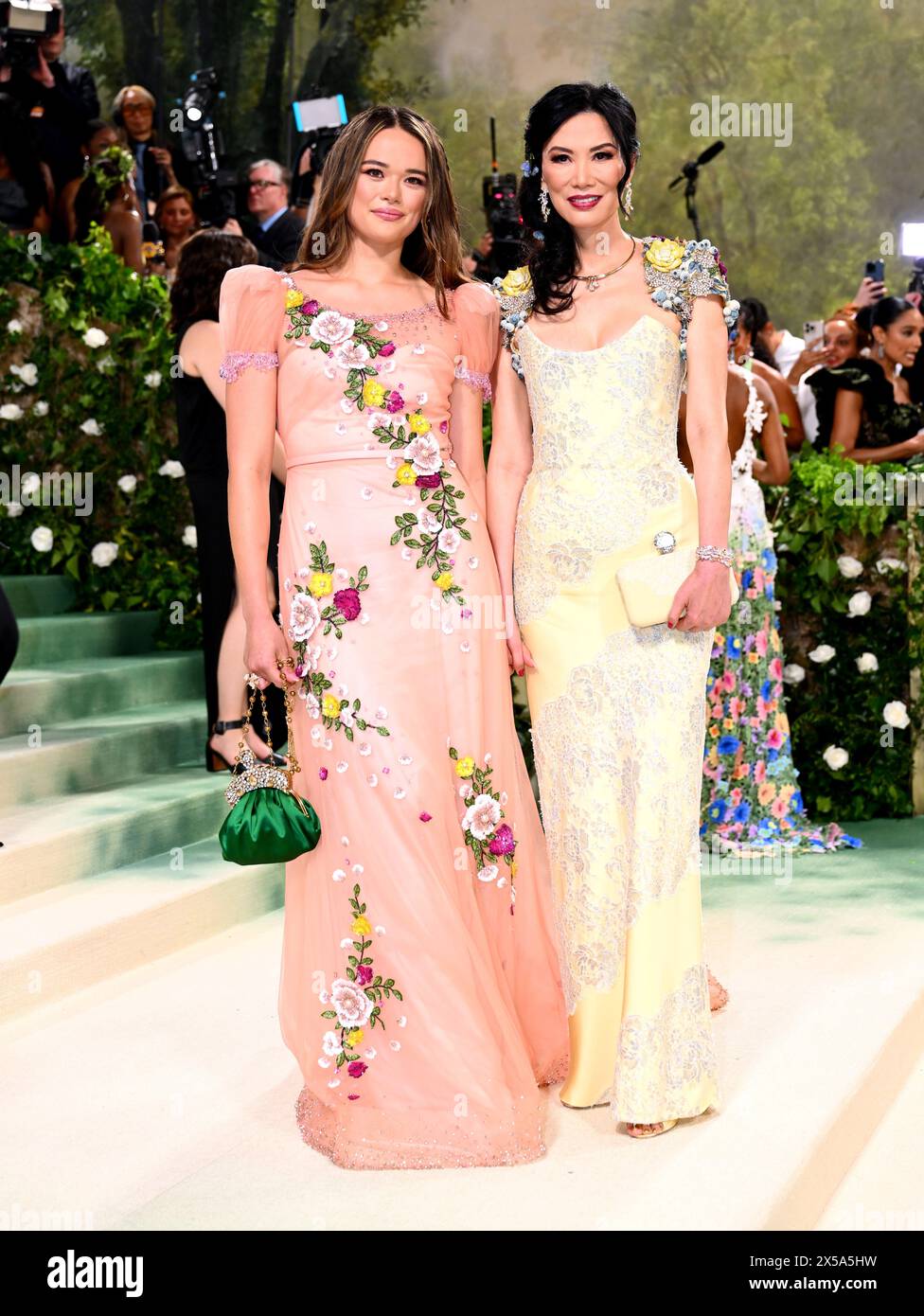 Grace Murdoch (links) und Wendi Murdoch, die am Metropolitan Museum of ...