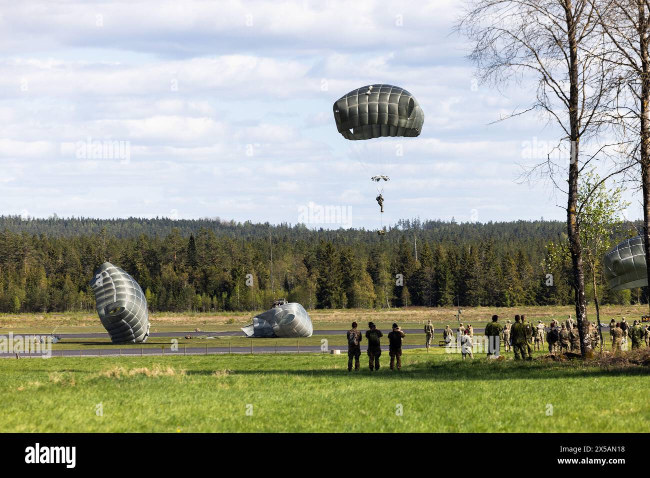 Eine Joint Force Entry Operation, Fallschirmspringen, mit etwa 800 ...