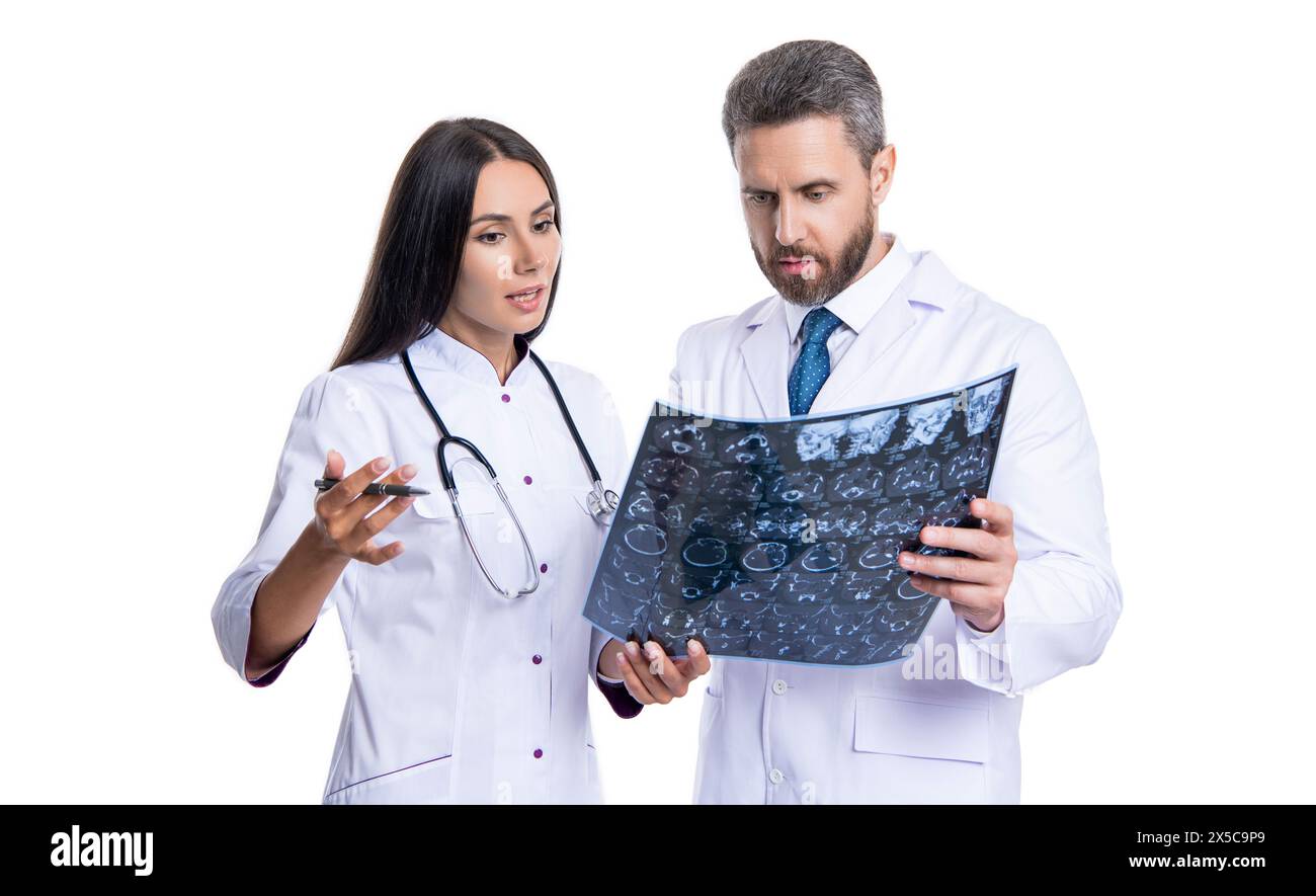 Der Arzt untersucht das MRT-Bild. Neurologe diagnostizieren Gehirn. Zwei medizinische sprechen ...