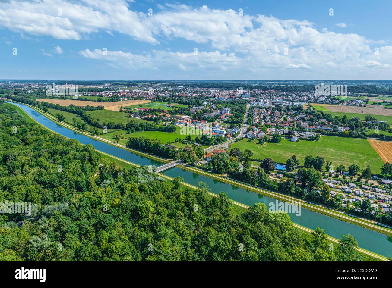 Blick über die bewaldete Landschaft der Iller Auen zwischen Illertissen ...