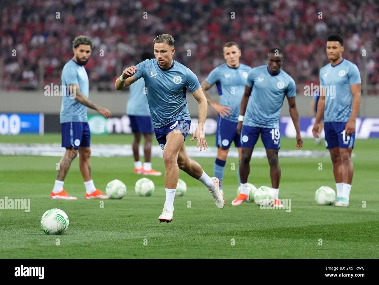 Aston Villa's Matty Cash wärmt vor dem Halbfinale der UEFA Europa ...
