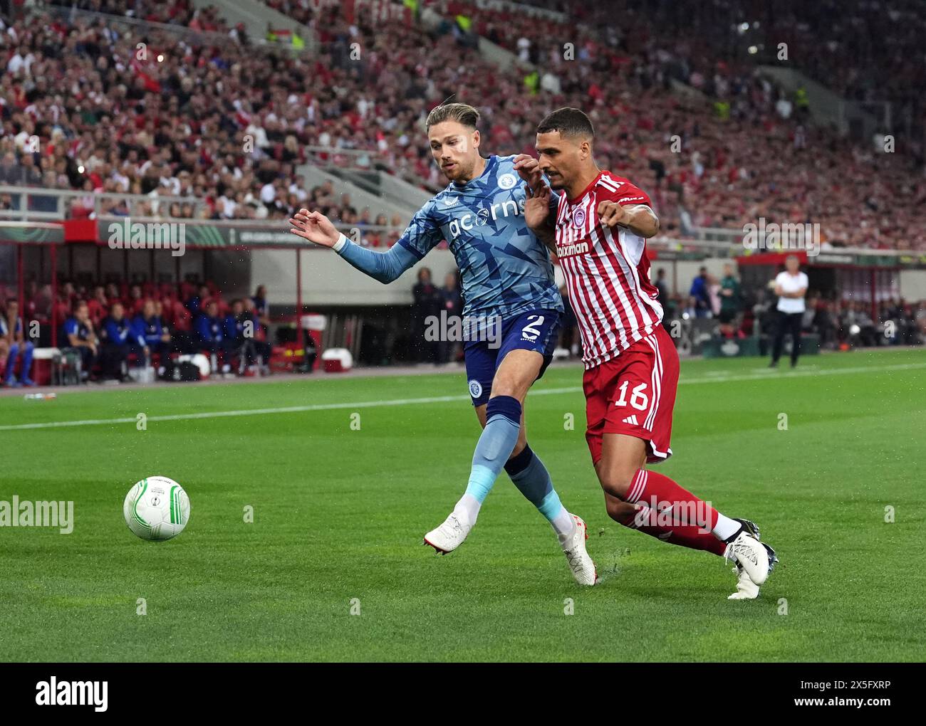 Olympiacos David Carmo und Aston Villa Matty Cash (links) kämpfen um ...