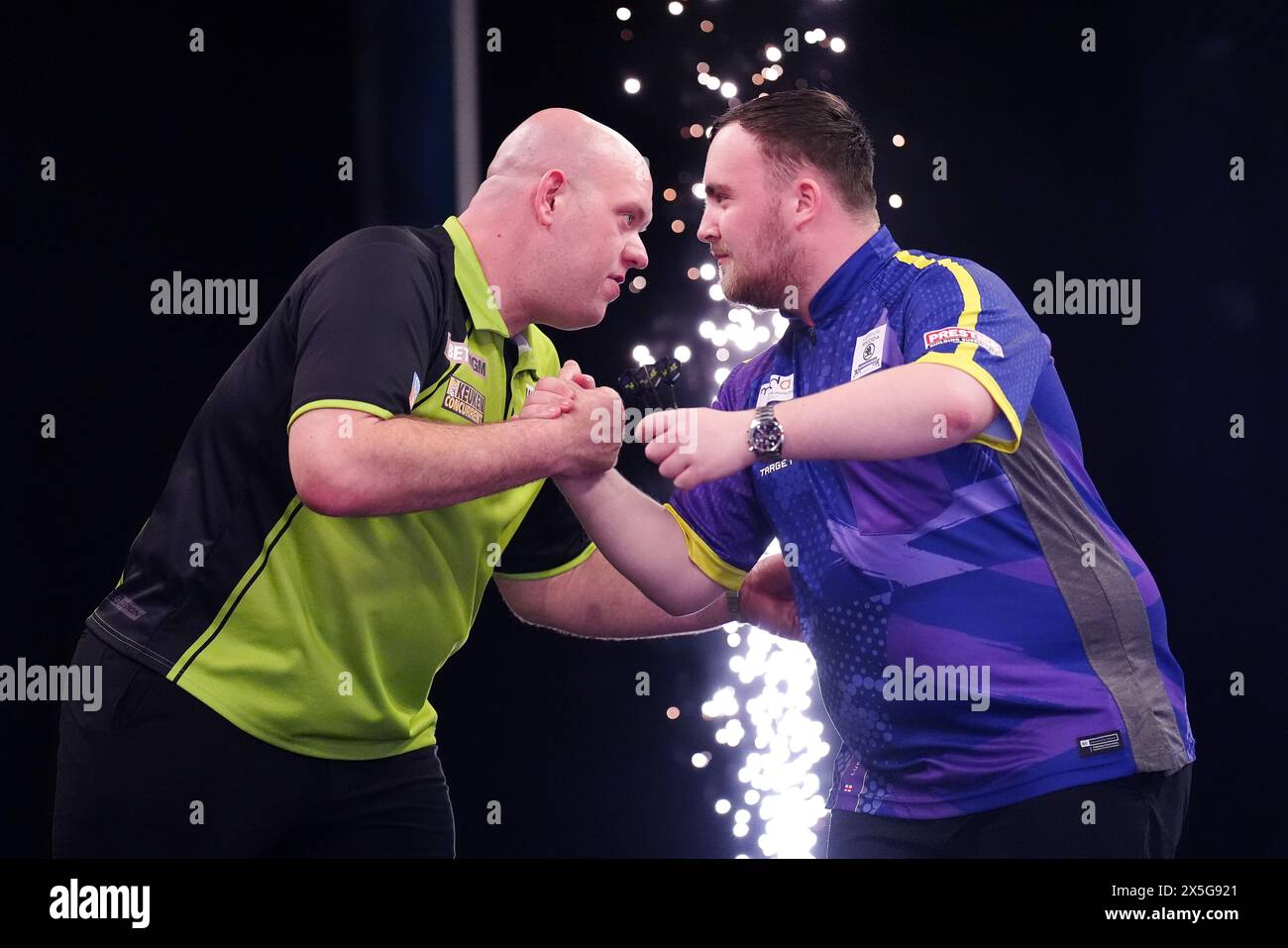 Michael van Gerwen begrüßt Luke Litter, nachdem er sein Spiel in der ...