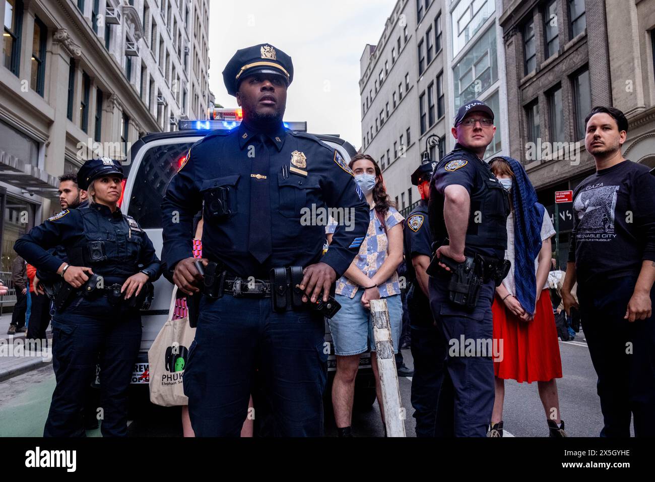 New York, Usa. Mai 2024. Die Polizei steht hinter dem NYPD ...