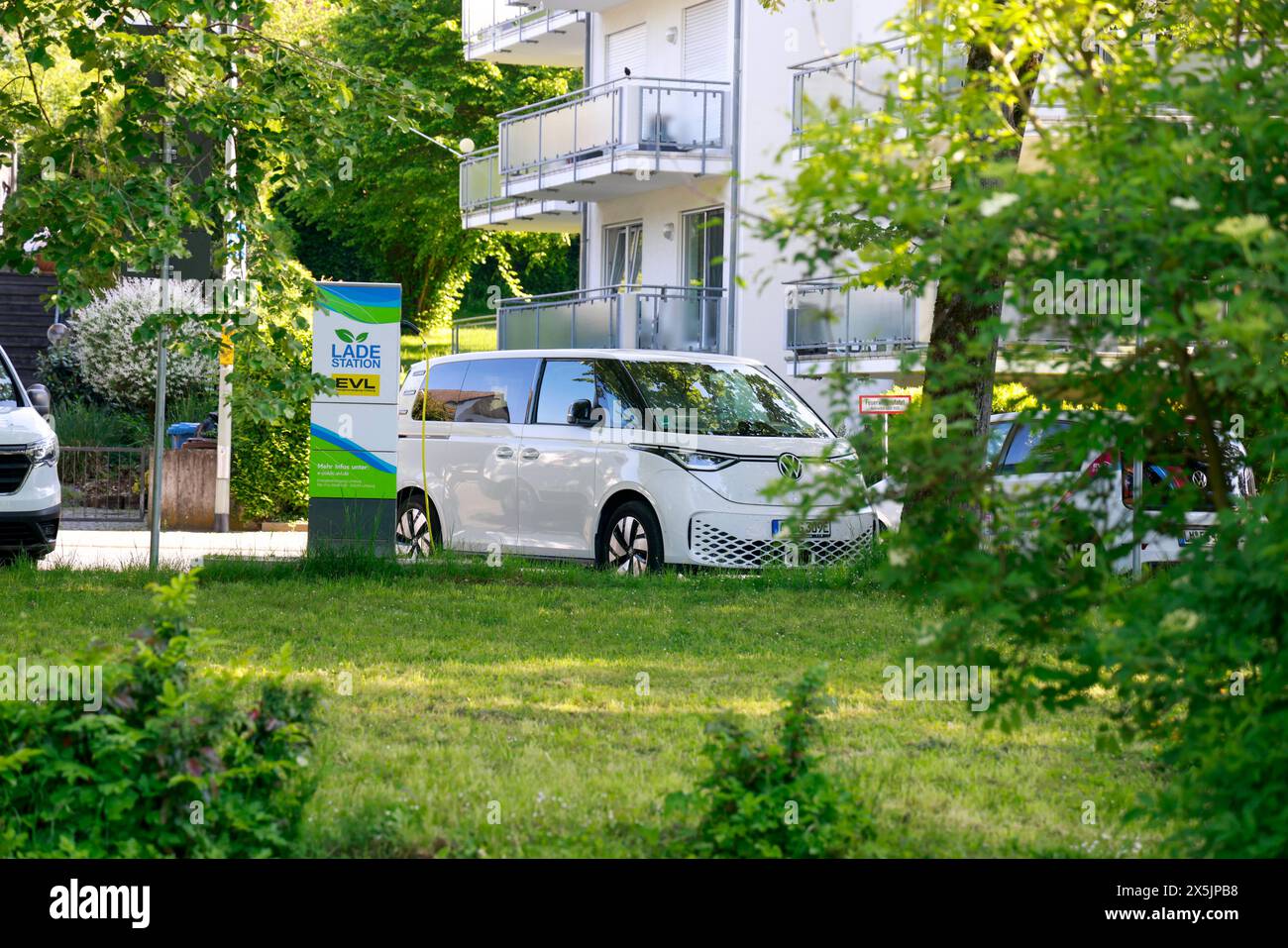 Ein VW ID. BUZZ an einer EVL Ladestation für Elektroautos in Limburg an ...