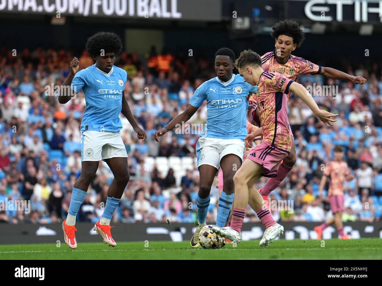Justin Oboavwoduo von Manchester City erzielt das erste Tor des Spiels ...