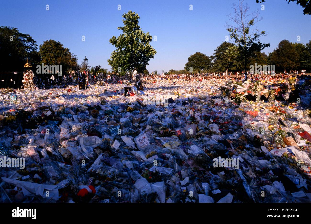 Blumen und Trauer vor dem Kensington Palace in den Tagen nach dem Tod ...