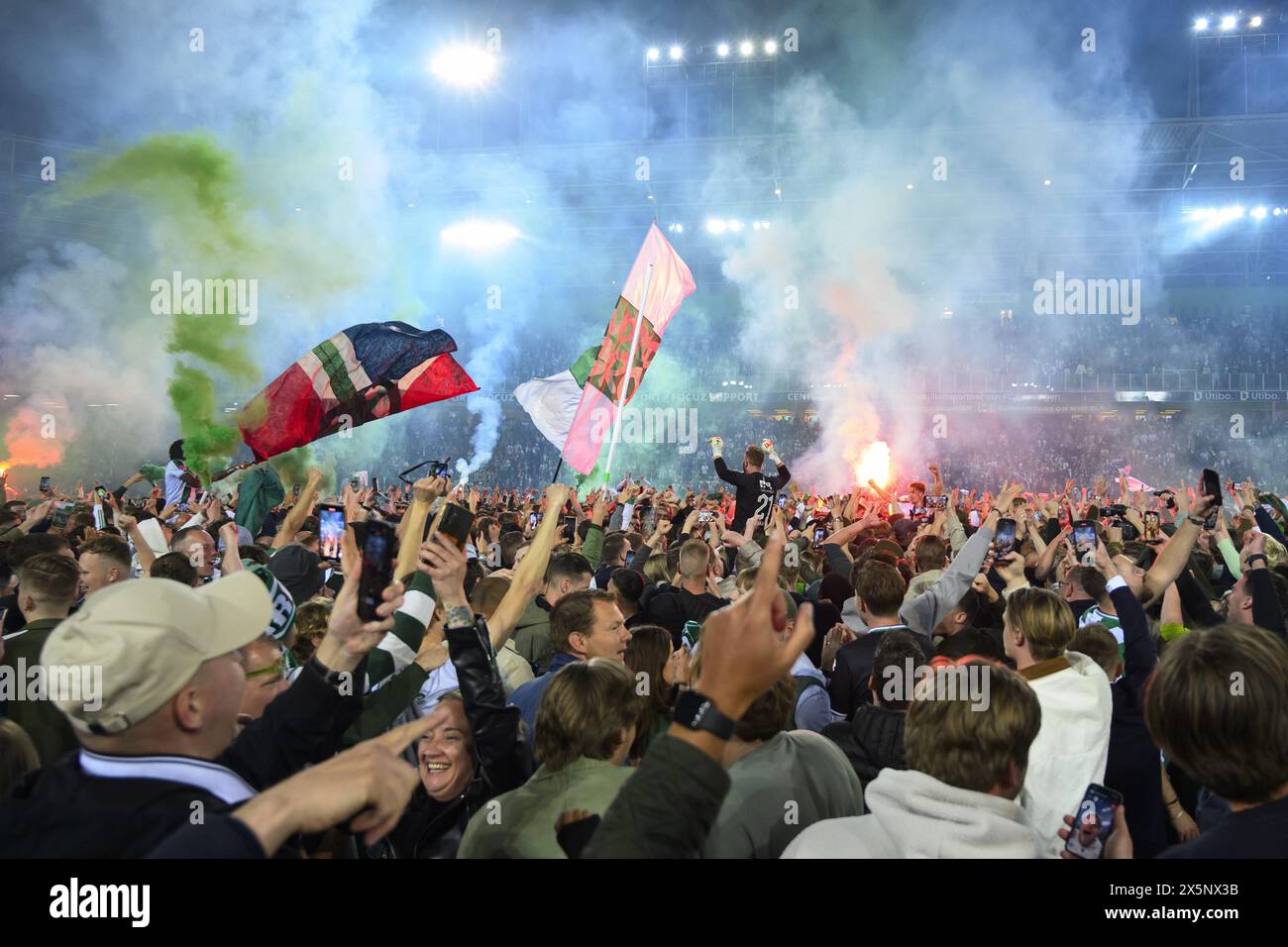 GRONINGEN - Spieler und Fans des FC Groningen feiern den Aufstieg in ...