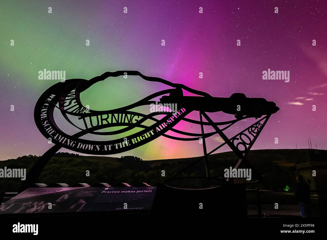 Nordlichter leuchten durch das RAF 617 Dambuster Squadron Memorial ...