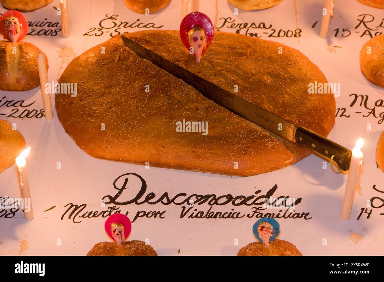 Oaxaca, Mexiko. Feierlichkeiten zum Tag der Toten. Altar im Gedenken an ...