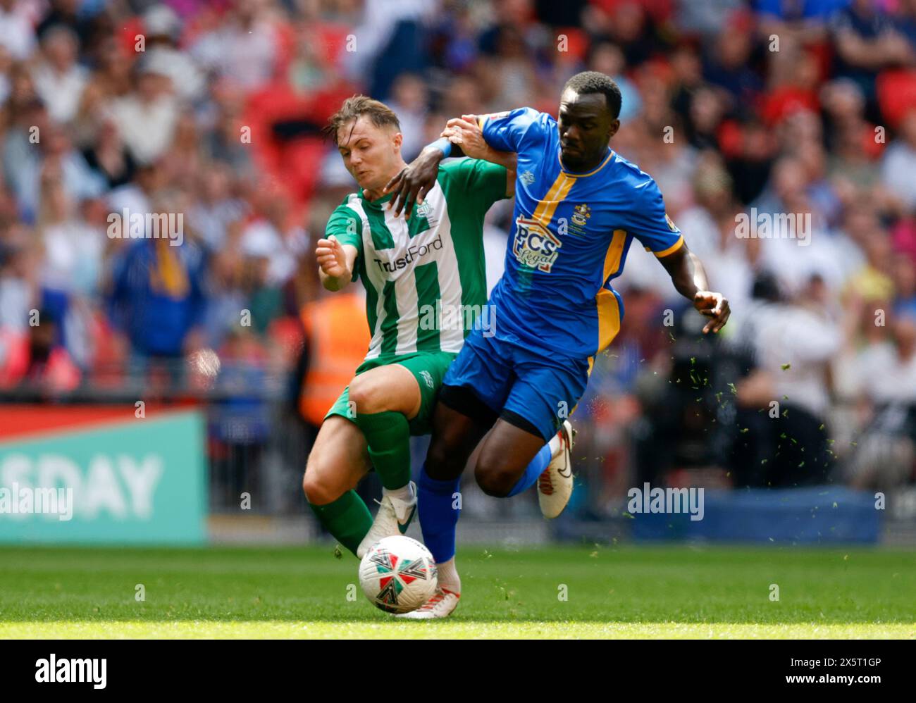 Callum Boylan des Great Wakering Rovers FC gegen Romfords Junior Luke ...