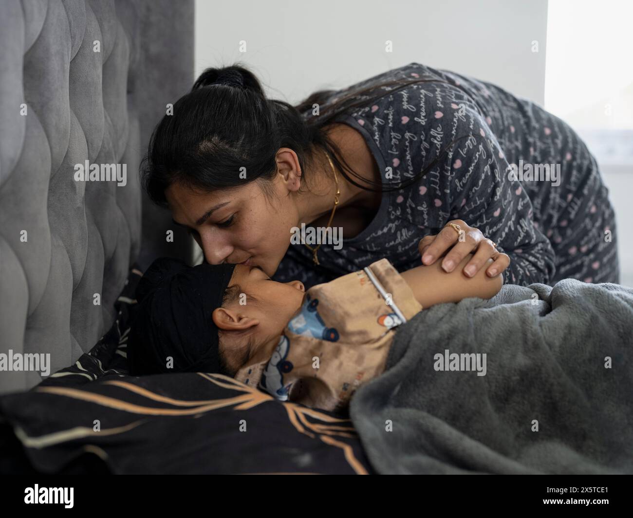 Mutter und sohn küssen im bett -Fotos und -Bildmaterial in hoher Auflösung – Alamy