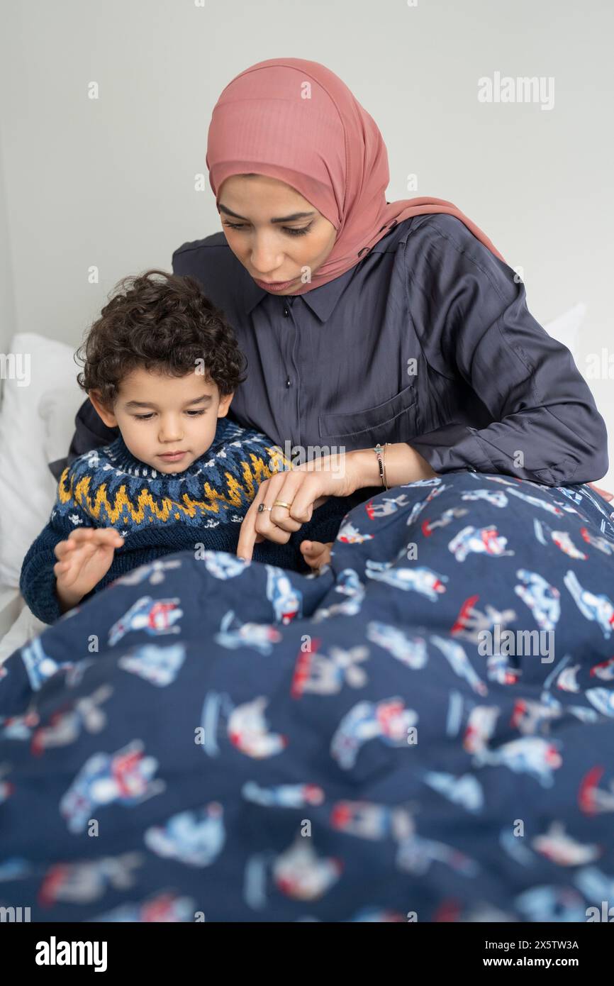 Sohn und mutter im bett -Fotos und -Bildmaterial in hoher Auflösung – Alamy