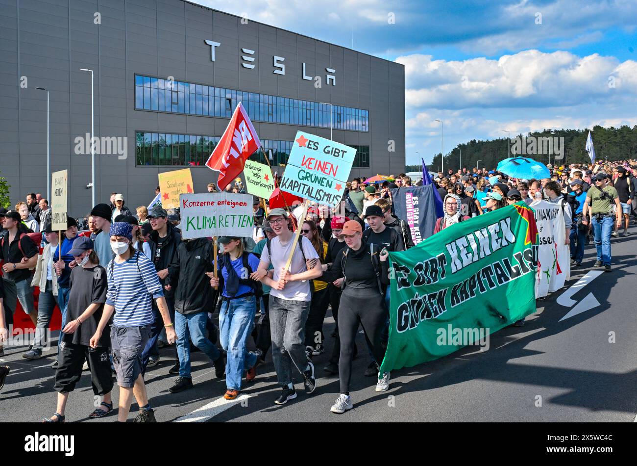 11. Mai 2024, Brandenburg, Grünheide: Teilnehmer einer ...
