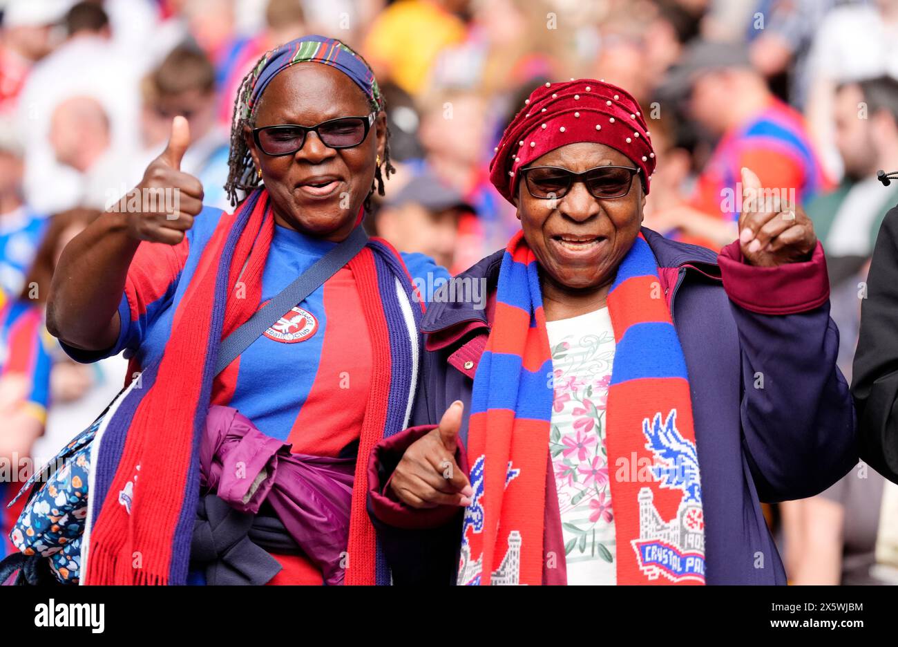 Crystal Palace Fans feiern nach dem Premier League-Spiel in Molineux ...