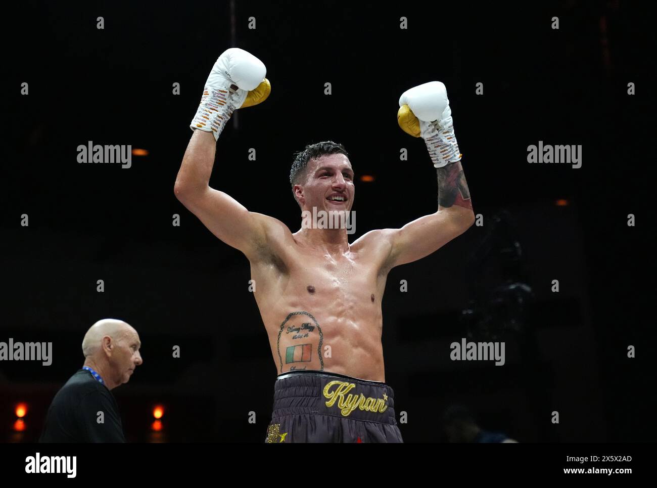 Kyran Jones feiert den Sieg gegen Lewis Howells nach dem Mittelgewicht ...