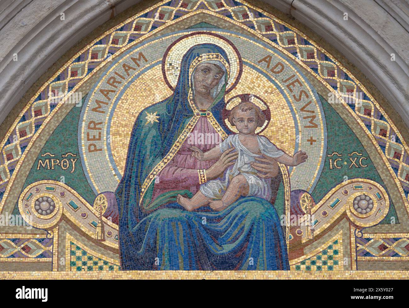 MAILAND, ITALIEN - 7. MÄRZ 2024: Das Mosaik der Madonna an der Fassade der Kirche Chiesa di ...
