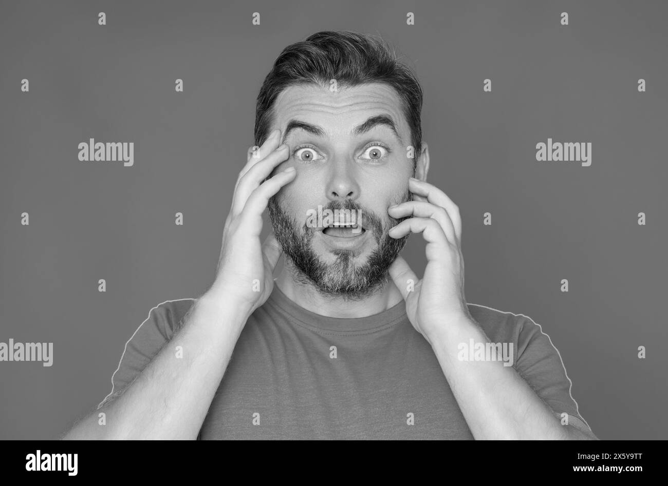 Portrait eines schockierten, unrasierten, kaukasischen Mannes, der ...