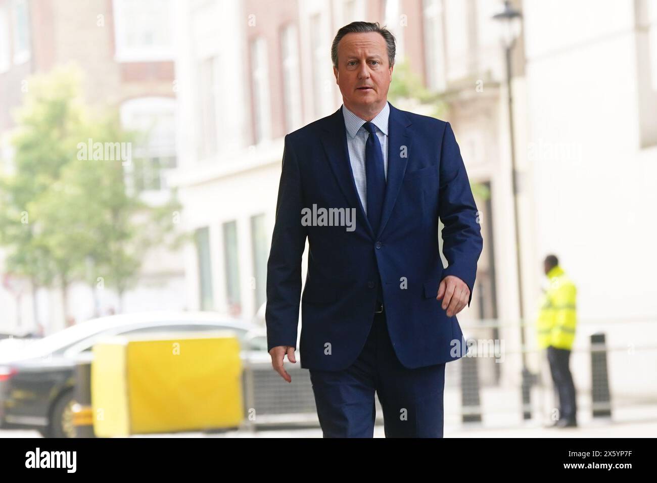 Außenminister Lord David Cameron kommt am BBC Broadcasting House in ...