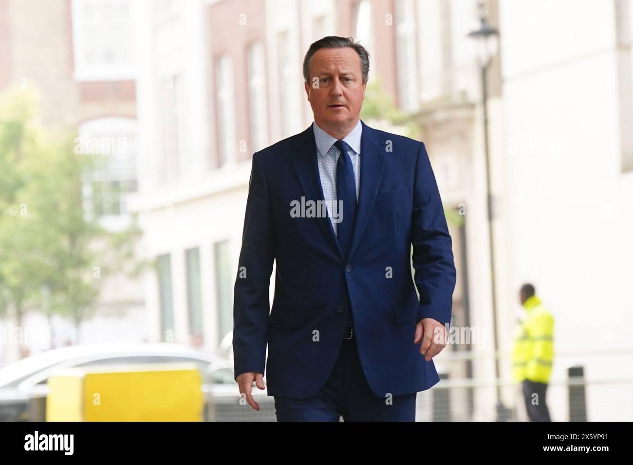 Außenminister Lord David Cameron kommt am BBC Broadcasting House in ...