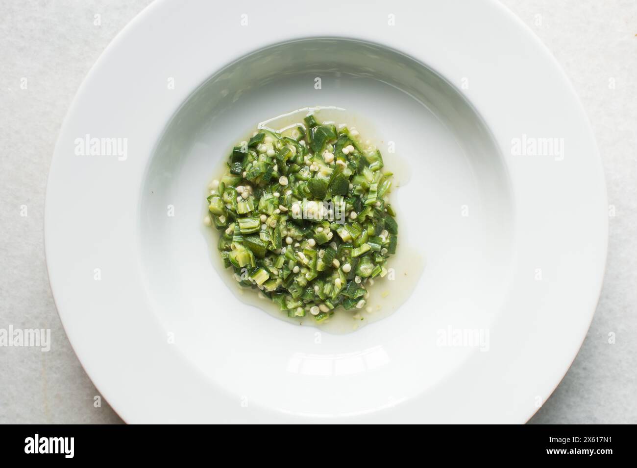 Blick von oben auf die nigerianische Okro-Suppe auf einem weißen Teller ...