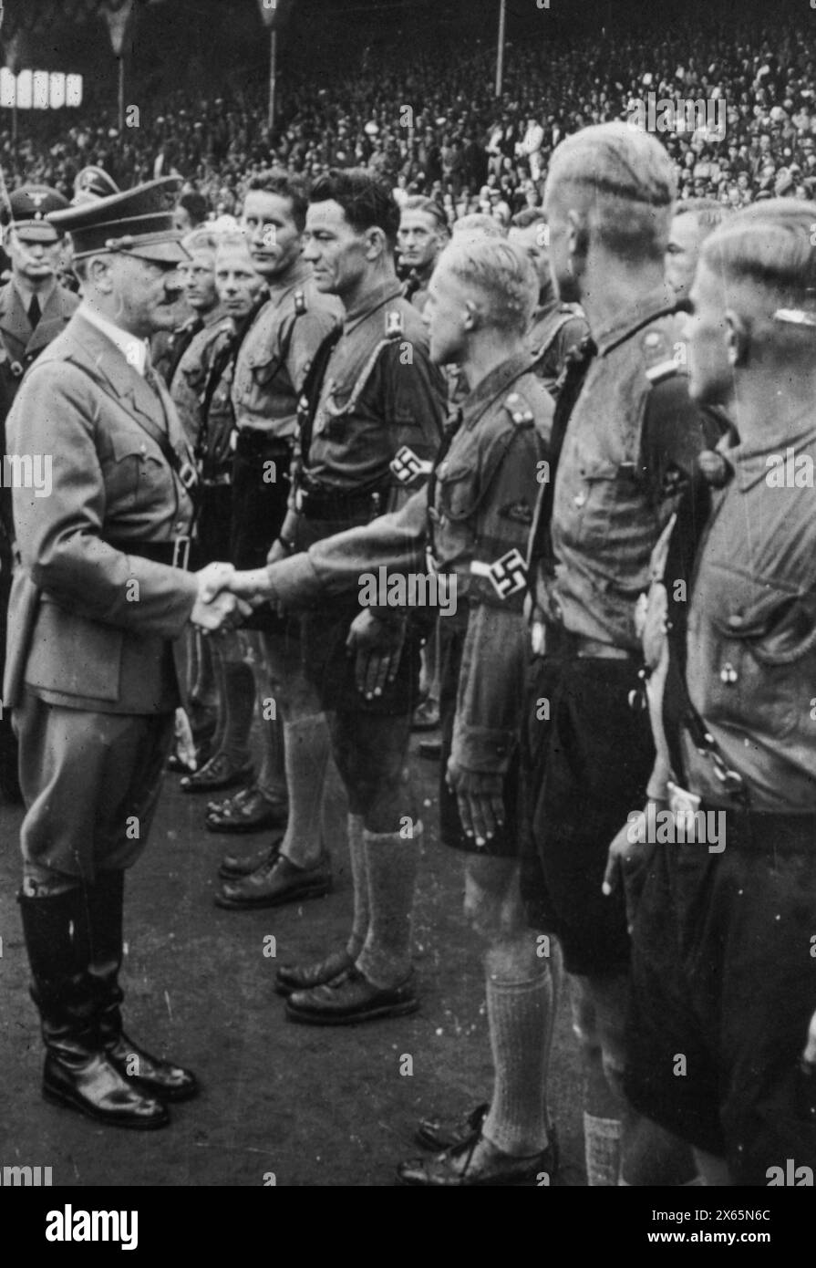 Der deutsche Diktator Adolph Hitler spricht mit Mitgliedern der ...