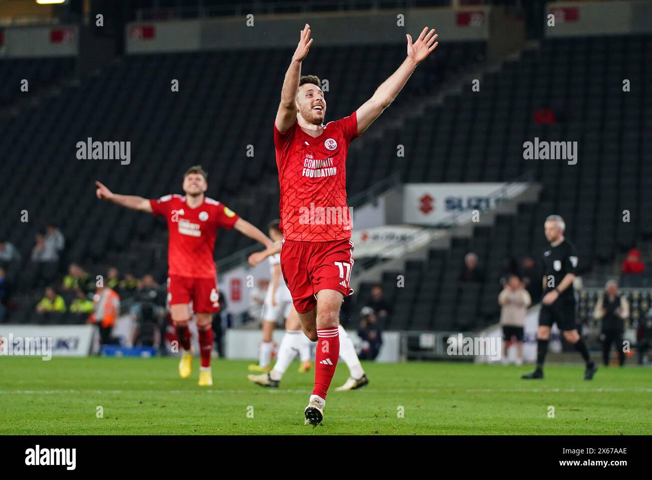 Jack Roles von Crawley Town feiert das vierte Tor ihrer Mannschaft im ...