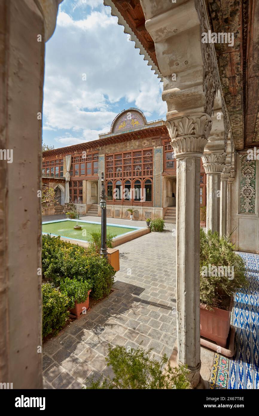 Blick von der Veranda auf das historische Haus Zinat Al-Molk, Residenz ...