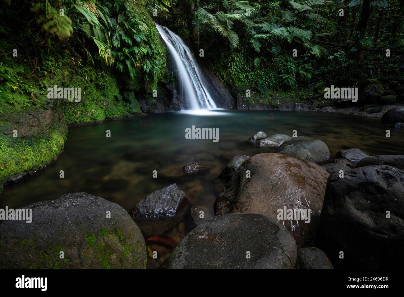 Natur pur, Wasserfall mit Teich im Wald. Die Ecrevisses Wasserfälle ...