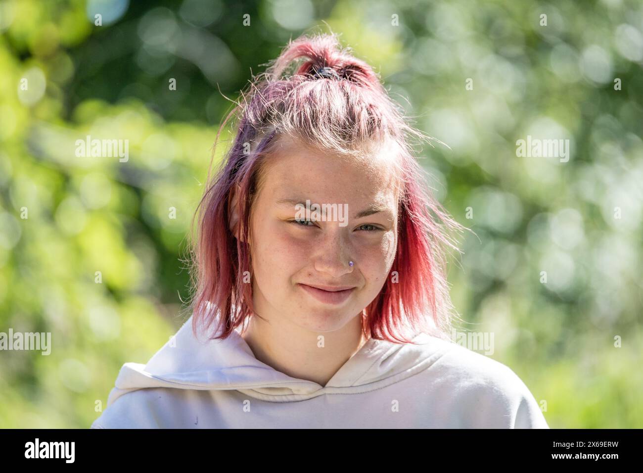 PRODUKTION - 09. Mai 2024, Brandenburg, Schönewalde: Sarah ist ...