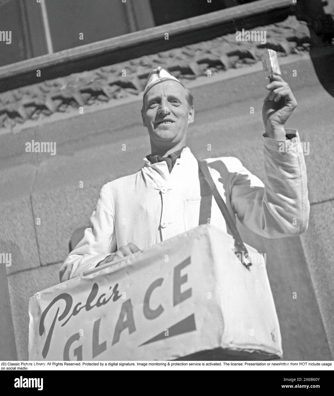 Eis in den 1940er Jahren Ein Mann, der Eis aus einer Schachtel auf der ...