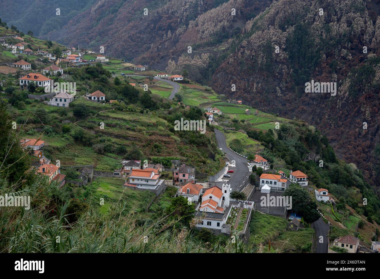 Blick auf eine Stadt am Berg, Aussichtspunkt Eira da Achada, Ribeira da ...