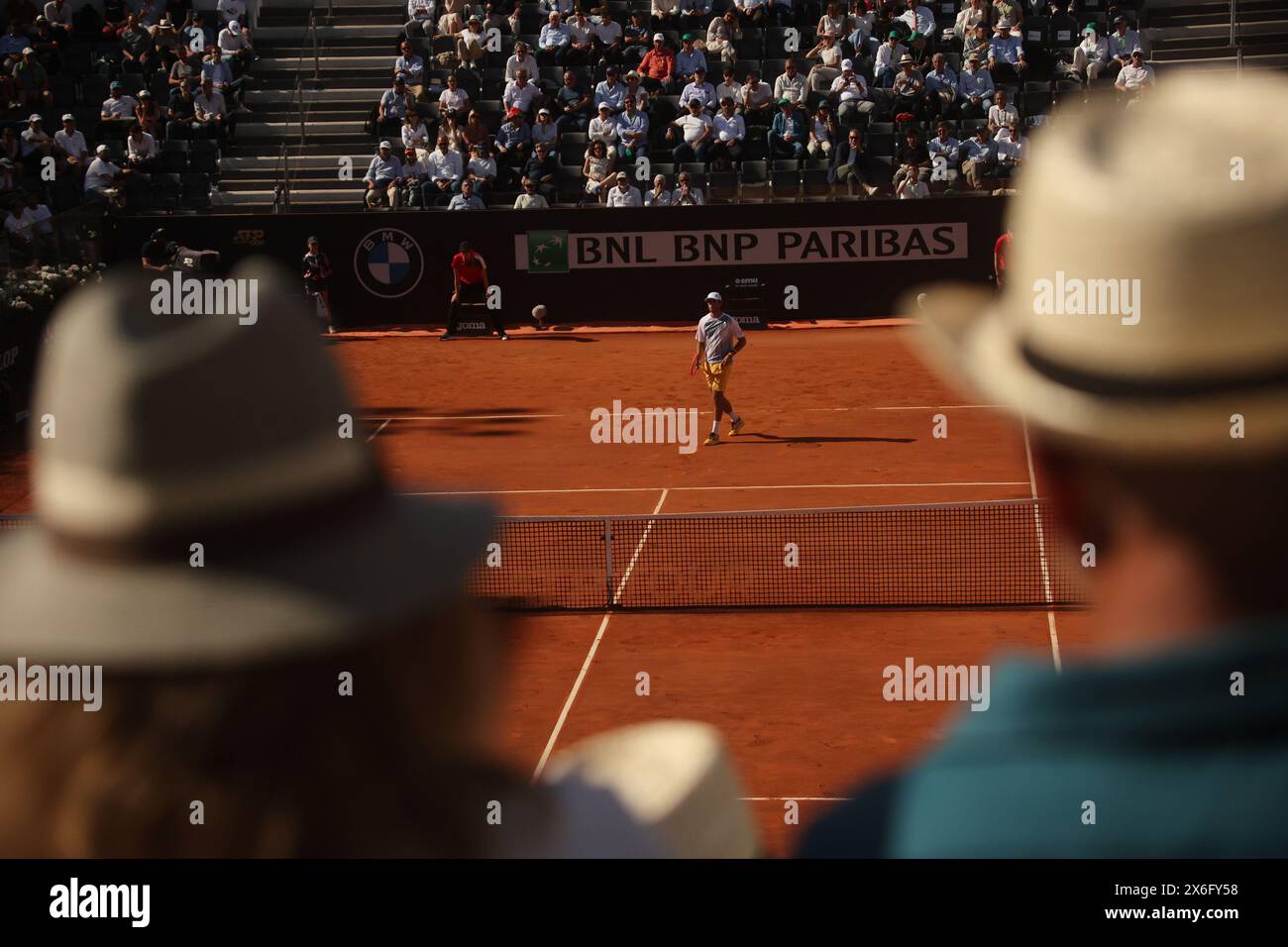 Rom, Italien. Mai 2024. Rom, Italien 13.05.2024: Hutzuschauern sehen ...