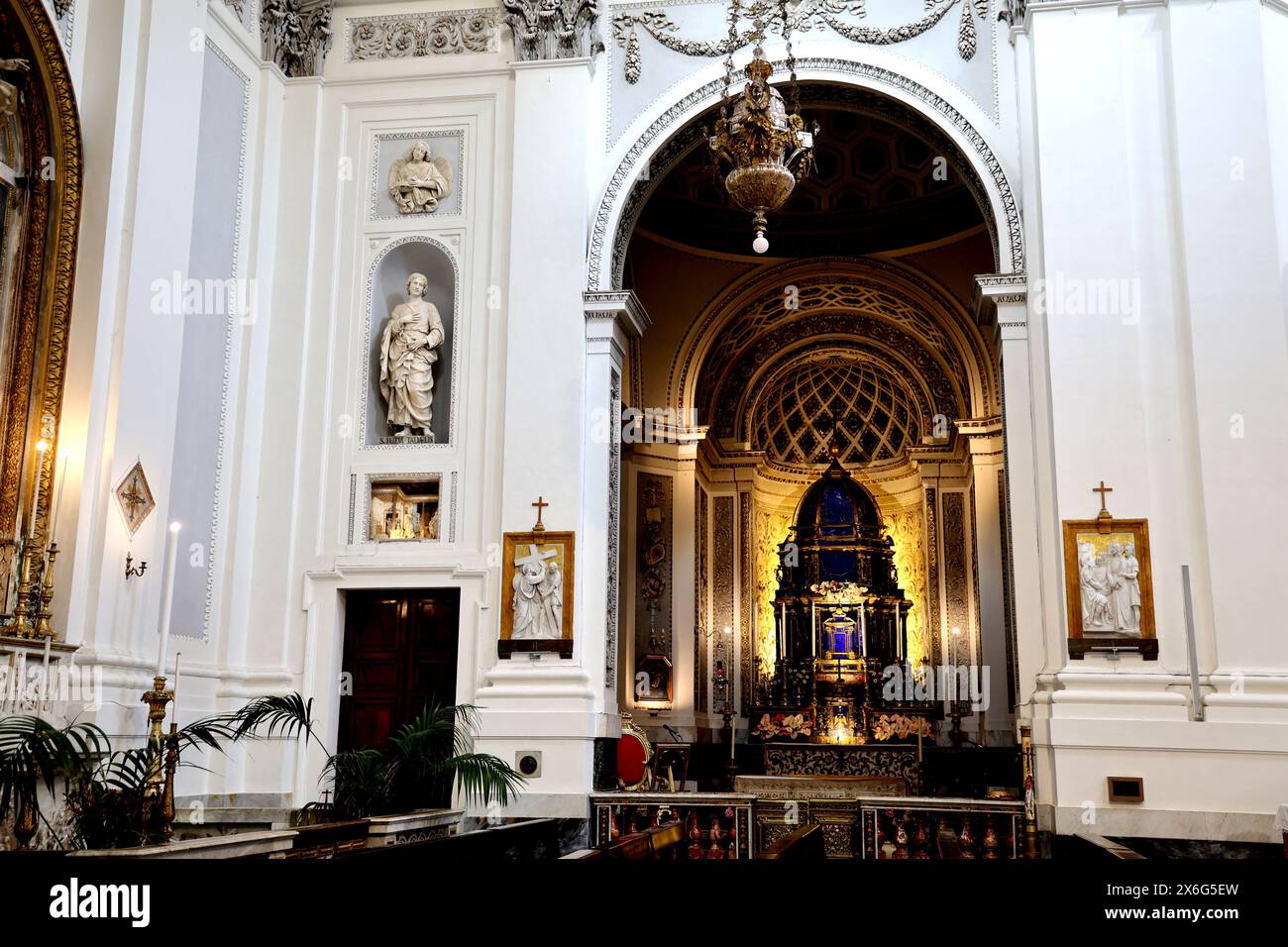 Kapelle des Heiligen Sakraments und das Altarkreuzifix in der Kathedrale von Palermo in Sizilien ...