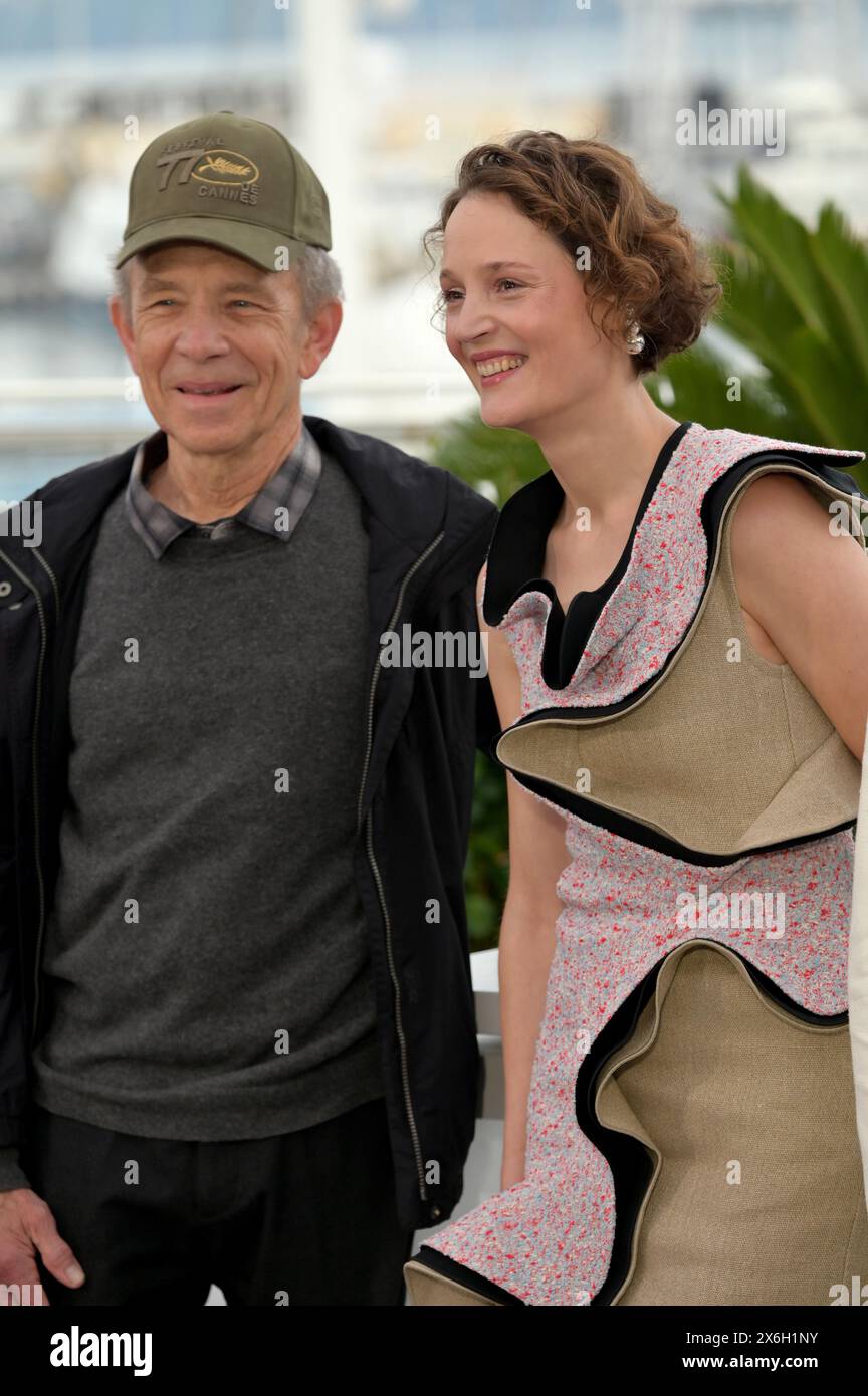 Cannes, Frankreich. Mai 2024. CANNES, FRANKREICH. 15. Mai 2024: Todd McCarthy & Vicky Krieps ...