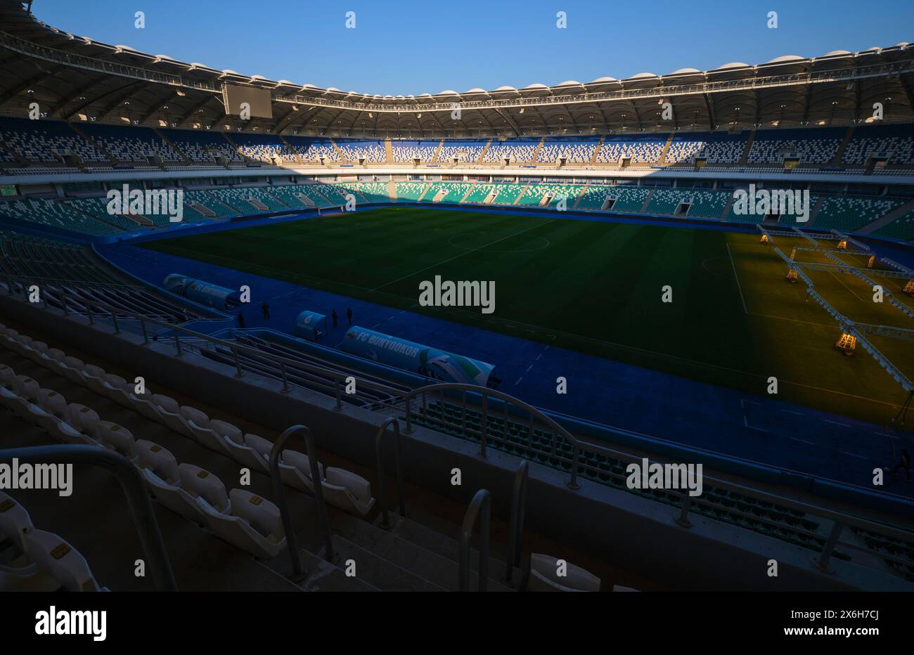 Ein Blick auf die Tribüne, Sitze, ein Oval um das Feld, Spielfeld. Am ...