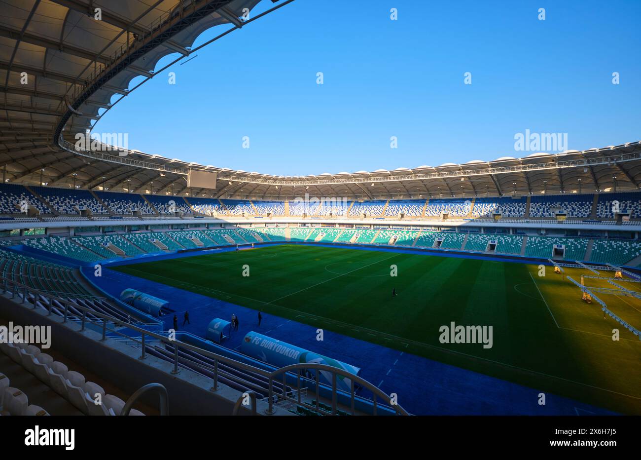Ein Blick auf die Tribüne, Sitze, ein Oval um das Feld, Spielfeld. Am ...