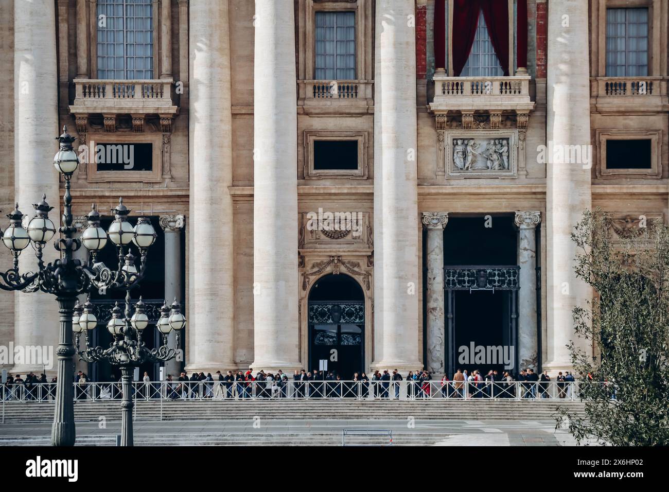Die päpstliche Basilika St. Peter im Vatikan oder einfach nur der ...
