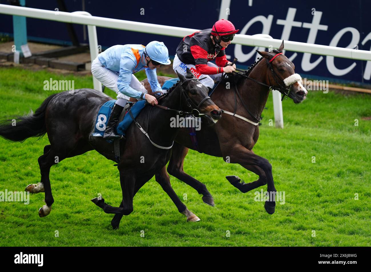 Diligent Resdev, geritten von Joanna Mason (rechts), kam nach Hause und ...