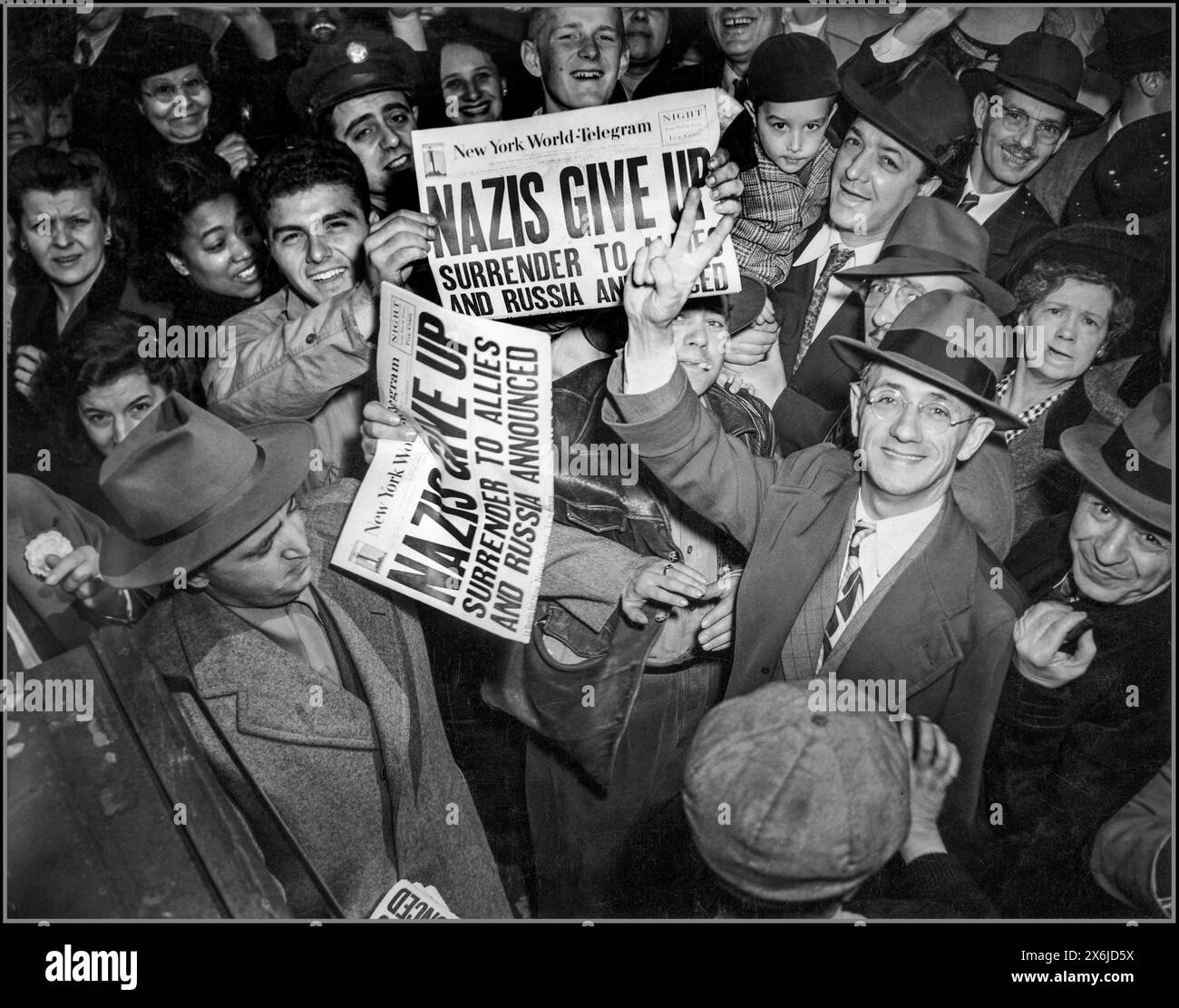 WW2 VE Day 8. Mai 1945 New Yorker mit Zeitungsüberschriften im New York ...