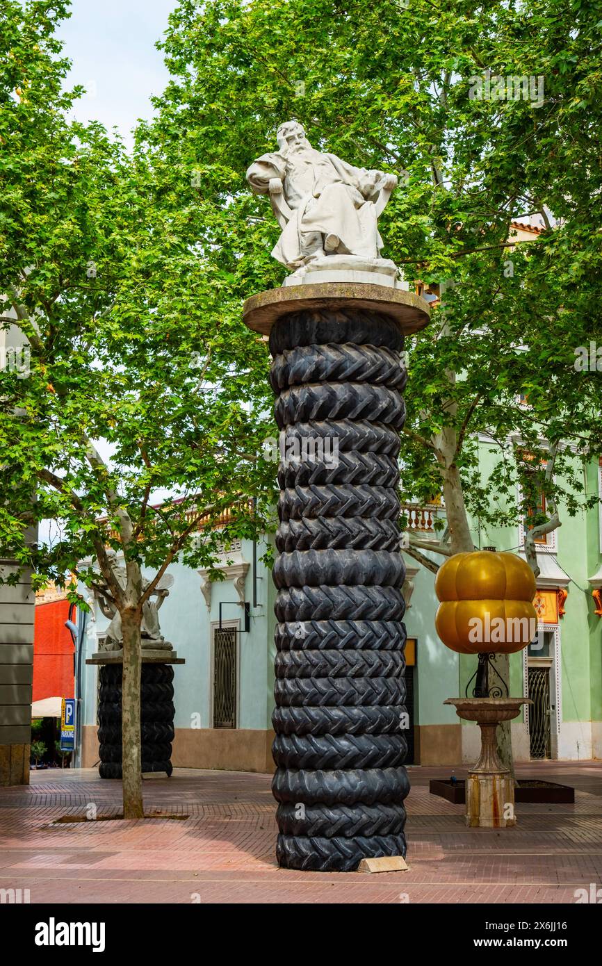 Skulpturen am Placa Gala i Salvador Dali vor dem Teatre-Museu Dali in ...